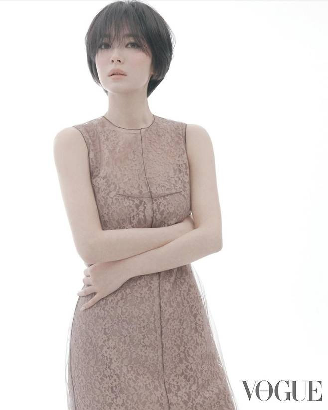 미모에 비수기 없는 탑배우 달라진 분위기에도 미모는 여전 크롭시스루 롱스커트룩 대본은 내운명