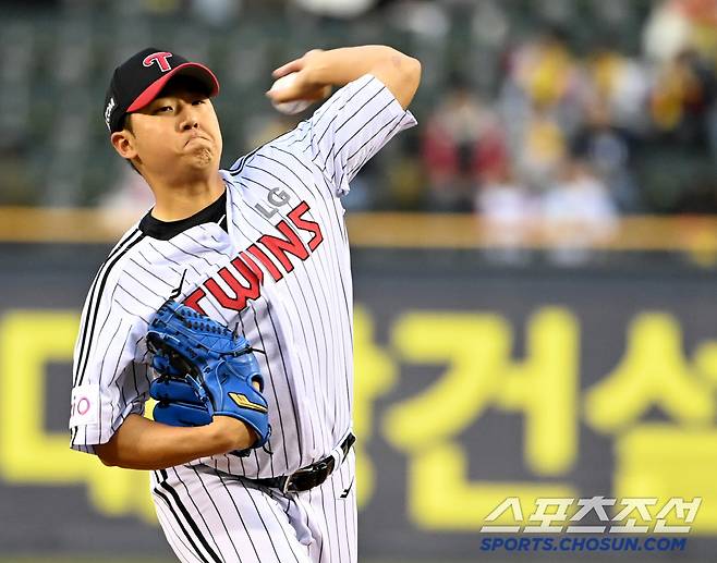 'LG 선발에 도대체 무슨 일이.' 데뷔 첫 선발 송승기 마저 7이닝 무실점이라니... 150km 직구로 1안타 5K 무실점. LG 선발 32이닝 연속 무실점[잠실 현장]
