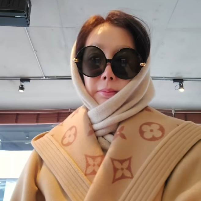 60대 맞아” 43kg 44 사이즈 여배우 20대 옆태 완성한 초동안 원피스룩 대본은 내운명