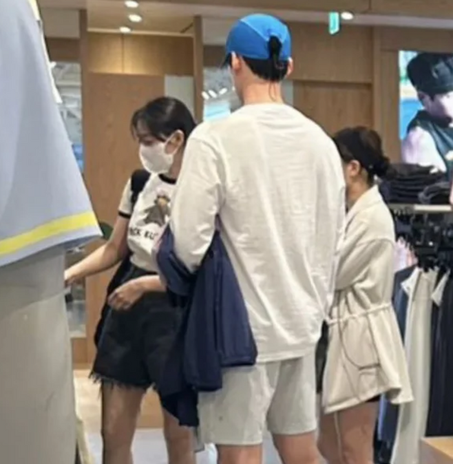 벌써 10년 연애 중인 비주얼 연예인 커플 여행 시밀러룩 패션룸