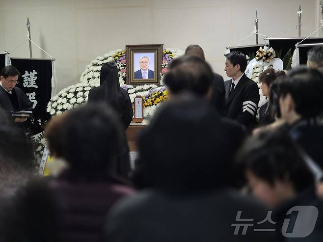 여보 천국서 다시 만나요 산불로 숨진 헬기 조종사 발인 엄수