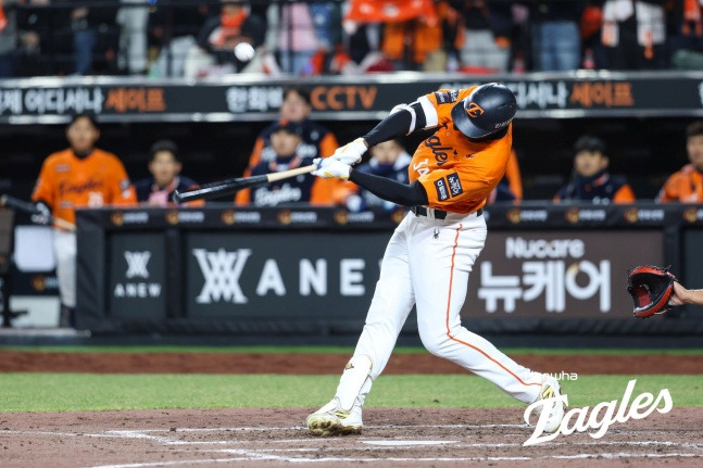 'KBO 유일 무안타' 굴욕의 한화 외인, 2G 연속 적시타→4연패 탈출 선봉장! 김경문 뚝심이 옳았다