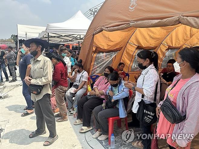 태국서도 붕괴 빌딩 생존자 수색 사활드론·탐지견도 투입