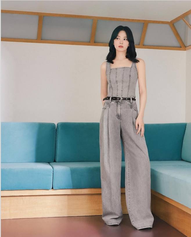 송혜교 더울수록 옷은 더 얇게 슬림해진 여신의 봄 나들이 원피스룩 뷰티는 내운명