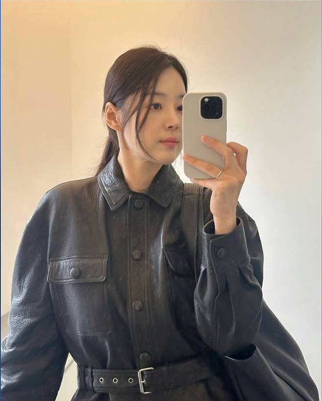 6세 연상 교회 오빠와 결혼 11년 만에 득녀 여배우 슬림핏 모던시크룩 뷰티는 내운명