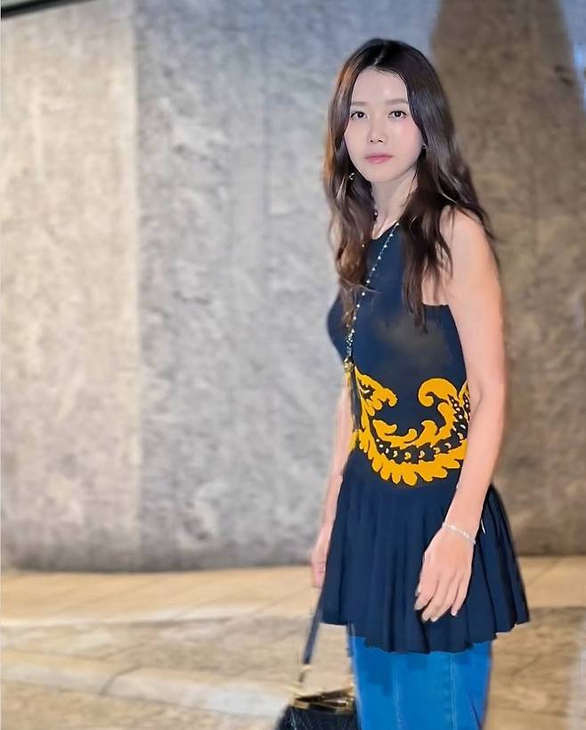 ‘구여친계 레전드’ 여배우, 172.8cm·48kg 바디로 올킬! 시스루+부츠컷 원피스룩 | 대본은 내운명