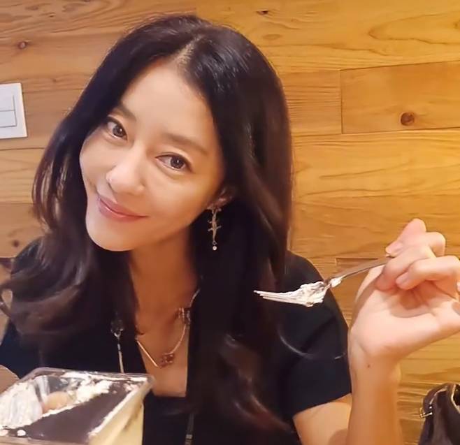 ‘슈퍼스타에서 미용사로 인생 2막 준비하는 두 아이의 강인한 돌싱맘 여가수 데일리룩 스타와 패션