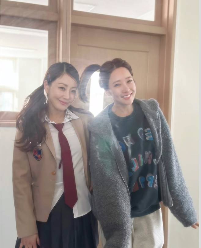 오나라 고교 졸업 30년 지났다고 그 시절 그대로 감탄 부른 초동안 프레피룩 뷰티는 내운명