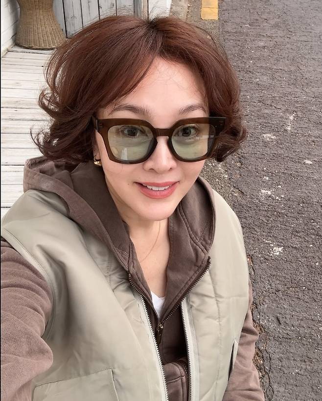 이승연 50대 파워 동안 얼굴 덮는 빅 선글라스도 우아한 친근감 100배 패딩 조끼룩 뷰티는 내운명