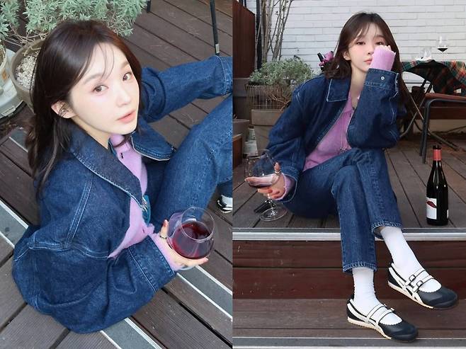 강민경 혼자 마셔도 기분이 조크든요 레트로 감성에 푹 빠진 톤온톤 데님 셋업룩 뷰티는 내운명