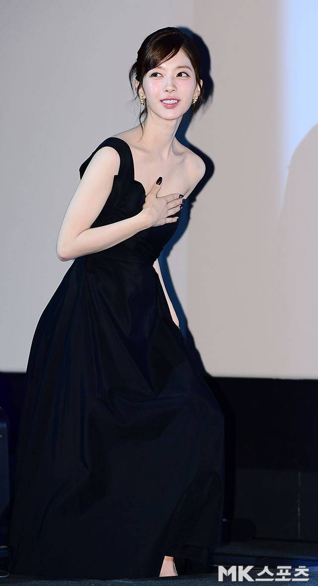 노정의, 만화 찢고 나왔나? 165cm·39kg 직각어깨로 완성한 원숄더 여신룩 | 뷰티는 내운명