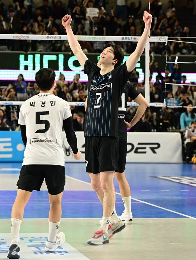 현대캐피탈, ‘구단 첫 트레블’ 1승 남았다!…‘통합 4연패’ 대한항공 아성 깨고 챔프전 2연승