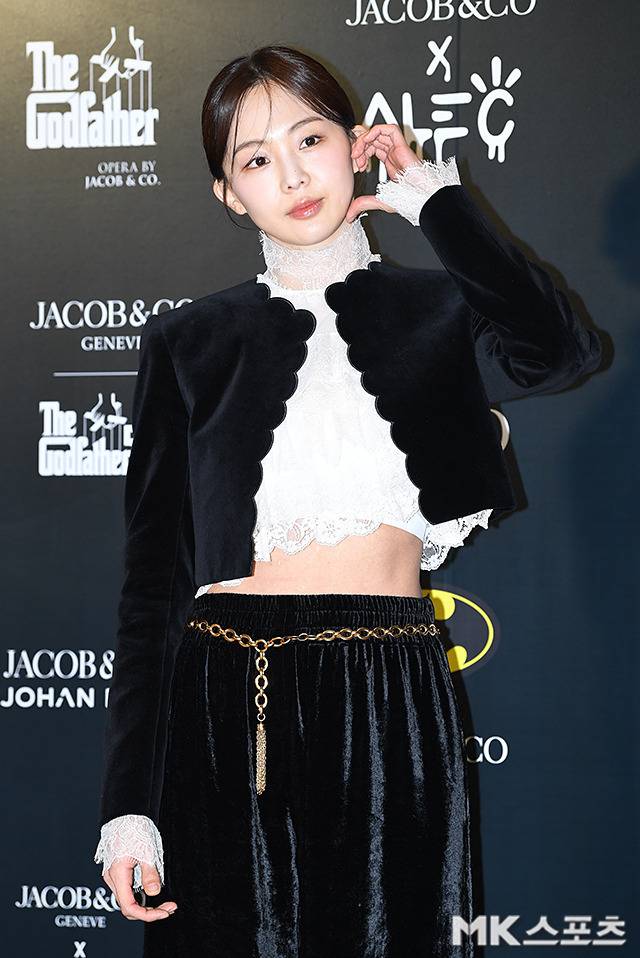 20대인 줄 알았는데 32세” 동안 여배우 감각적으로 고전현대를 넘나든 벨벳 셋업룩 대본은 내운명