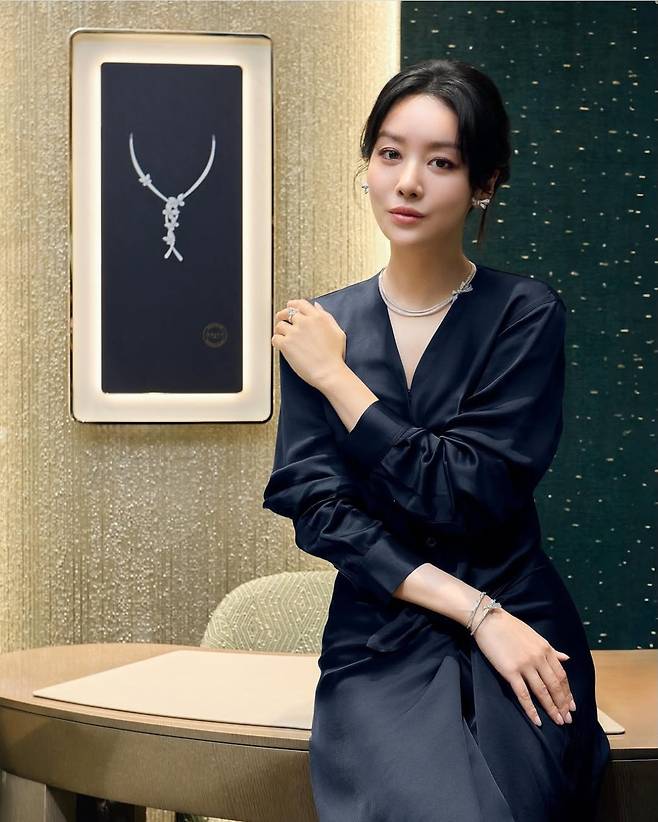 차주영 백화점에 뜬 우아미 살랑이는 여신의 세련된 주얼리 브이넥 드레스룩 뷰티는 내운명