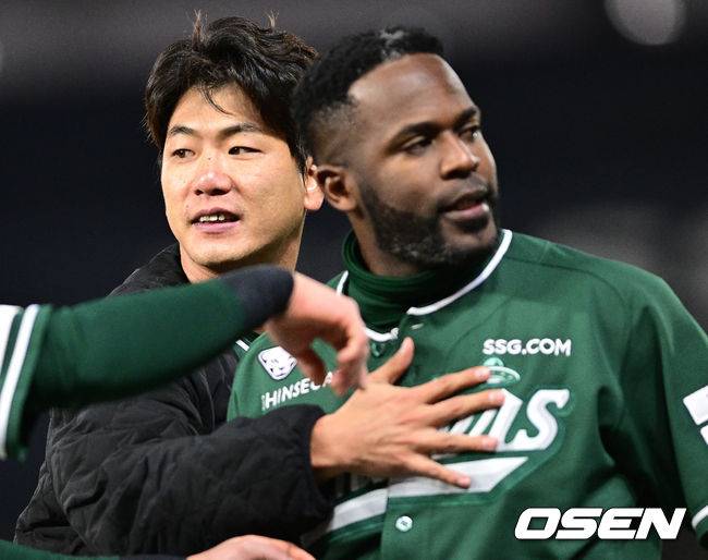 방망이 내리치고 고성 질러 결국 벤치클리어링… 격분한 외인을 뜯어말린 SSG 에이스 선발투수 ‘리더의 무게’ [최규한의 plog]