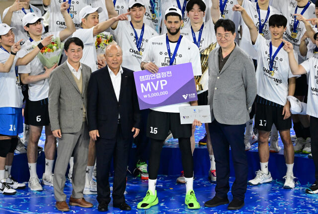 '벌써 3번째' 챔프전 MVP 레오, 2연패를 바라본다 "다른 데 안 갈테니 걱정마" [MD인천]