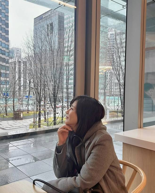 노안 소리 듣던 청춘스타 맞아 53세 여배우 반전 미모 터진 후드 코트룩 대본은 내운명