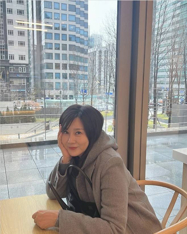 노안 소리 듣던 청춘스타 맞아 53세 여배우 반전 미모 터진 후드 코트룩 대본은 내운명