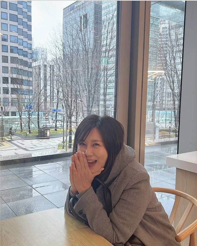 노안 소리 듣던 청춘스타 맞아 53세 여배우 반전 미모 터진 후드 코트룩 대본은 내운명