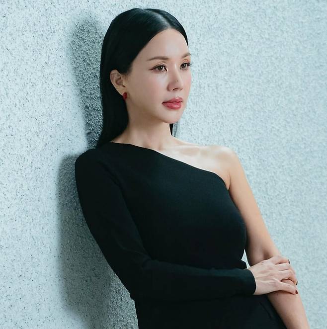 ‘스타 되고 싶었다 그런 내가 싫었다던 53세 여배우 여신 미모 터진 원숄더 드레스룩 대본은 내운명