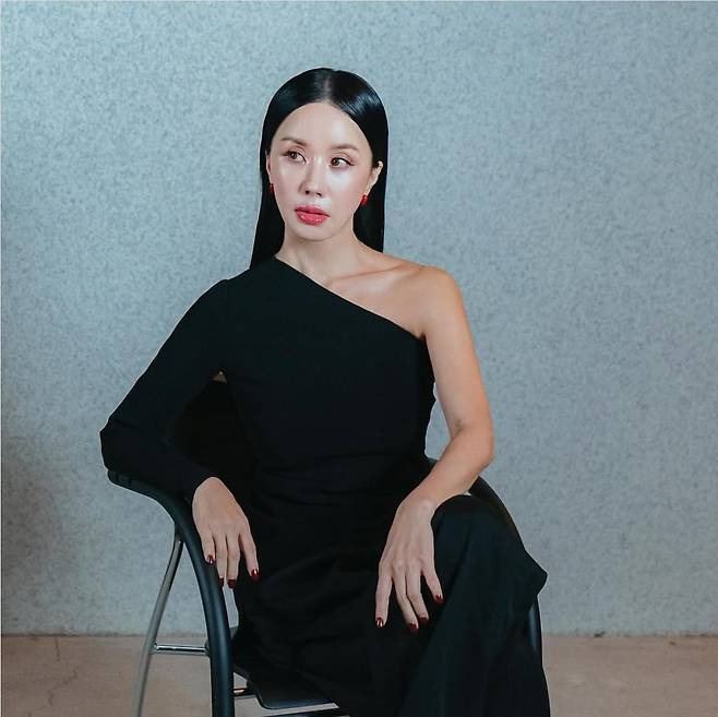 ‘스타 되고 싶었다 그런 내가 싫었다던 53세 여배우 여신 미모 터진 원숄더 드레스룩 대본은 내운명