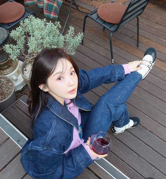 데뷔 전부터 ‘얼짱으로 유명 65억 건물주 된 여가수 세련된 데님룩 스타와 패션