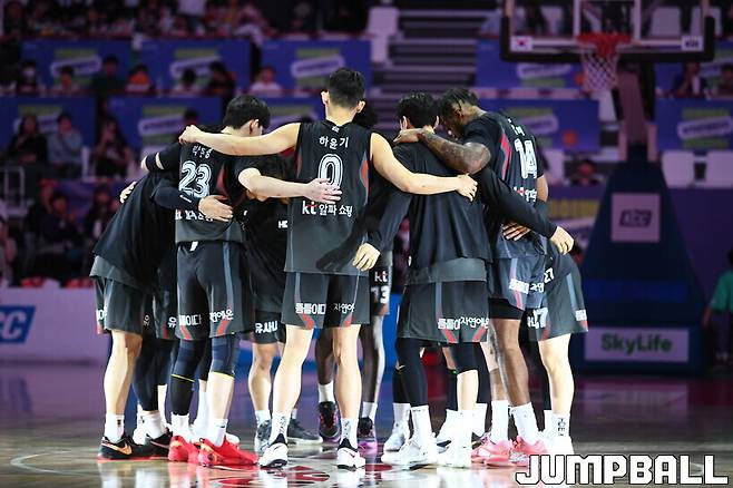 ‘가스공사 나오세요!’ KT, KCC에 진땀승… 4위로 정규리그 마침표