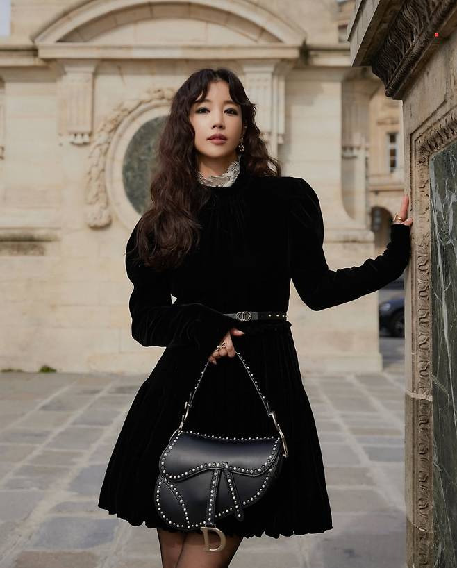 배우론 묻혔지만 Sns로 대세 단역 출신 여배우 올블랙 벨벳 원피스룩 대본은 내운명