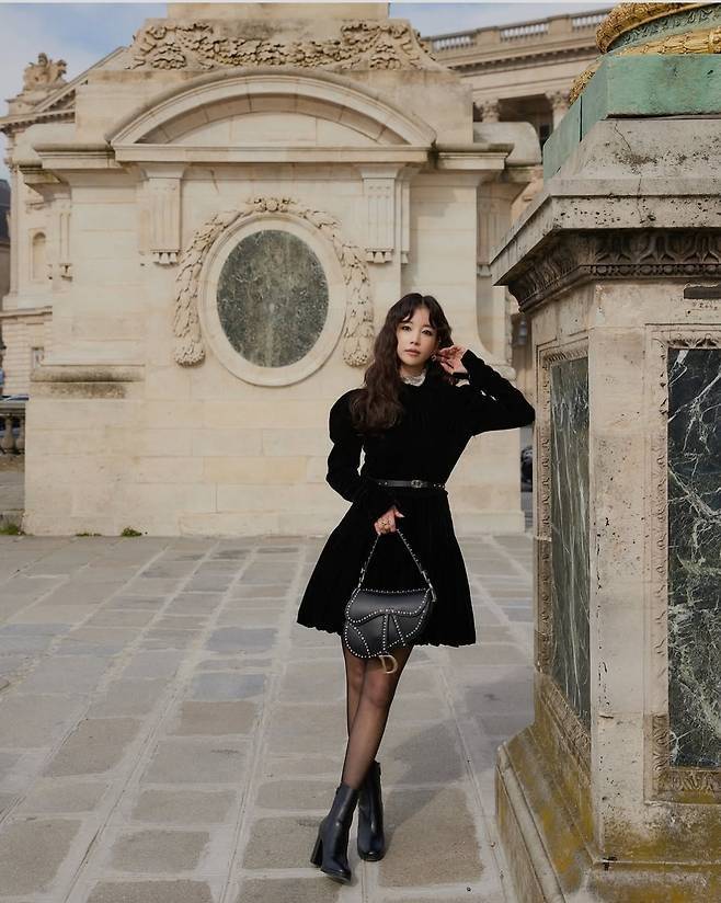 배우론 묻혔지만 Sns로 대세 단역 출신 여배우 올블랙 벨벳 원피스룩 대본은 내운명