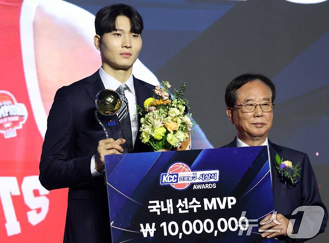 SK 안영준, 프로농구 '최고의 별' 등극…커리어 첫 정규리그 MVP