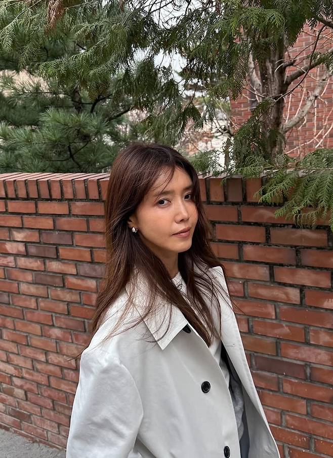 채정안 40대 패셔니스타의 한끗 차이 봄 패션 허리에 니트 로빙 트렌치 코트룩 패션엔
