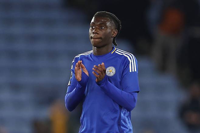 ‘15세 271일’ 2009년생 EPL 역대 최연소 데뷔 2위 ‘레스터 초대형 유망주’ 몽가, 스폰서 로고 없는 유니폼 입고 뛴 이유는?