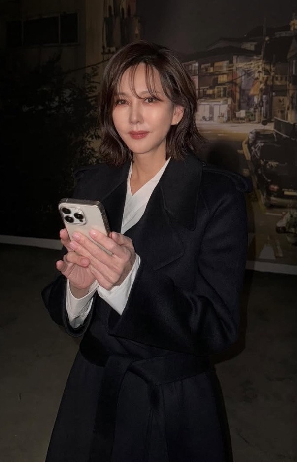 송탄시청 공무원에서 배우 전향해 연기의 여왕이 된 53세 여배우 촬영룩 스타와 패션