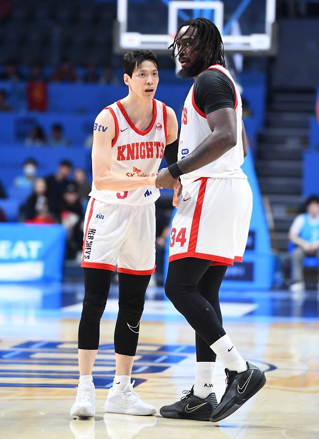 ‘MVP만 4명’ 서울 SK, 통합우승까지 쏠까…KBL ‘봄 농구’가 시작된다 [SS시선집중]