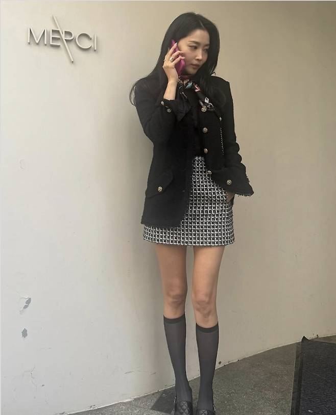 44세 맞아 170cm 미니스커트 실물핏 화제된 여배우 얼마나 예쁜지 체감되는 트위드룩 뷰티는 내운명