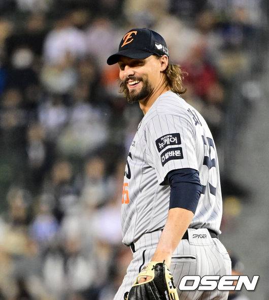 한화 다이너마이트 화끈하게 터졌다! 김태연 3안타 3타점+와이스 QS+ 압도…두산 7-2 꺾고 위닝시리즈 [잠실 리뷰]