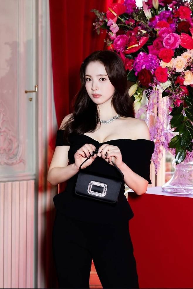 코가 예쁜 옆태 미인 앞모습은 인형미모 터진 여배우 오프숄더 드레스룩 대본은 내운명