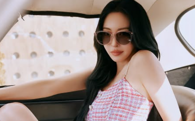 10살 연하랑 결혼한 슈퍼모델 출신 여배우 일상룩 패션룸