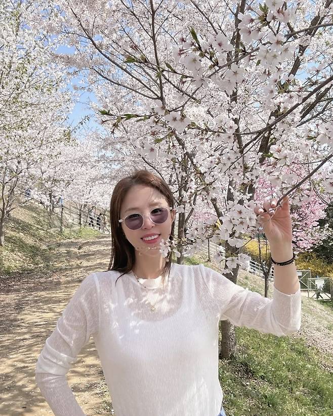 두 번의 성대결절 이겨낸 ‘165cm·46kg 40대 여가수 동안 미모 데님 롱스커트룩 뷰티는 내운명
