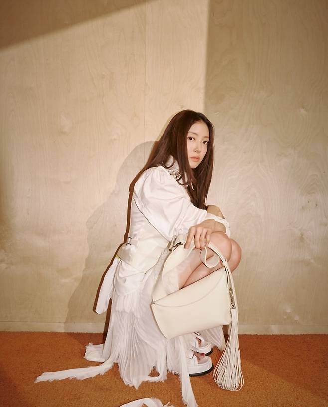 너무 예뻐 유괴당할까 봐 데뷔한 여배우 프린지 스트랩 하이패션룩 뷰티는 내운명