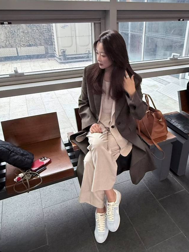 ‘사진보다 실물 미친 미모 연예인들의 연예인으로 통하는 여배우 코트룩 대본은 내운명
