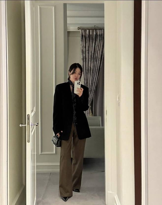 3년차 새댁 하객룩이 어쩜 이래 너무 내린 오프숄더 화제된 여가수 우아한 드뮤어룩 뷰티는 내운명