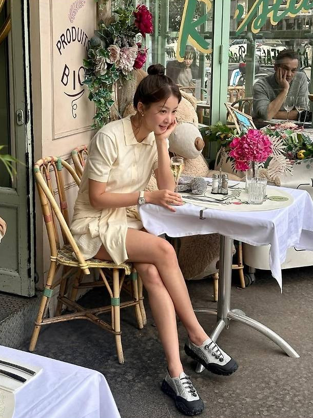 산만 탔다고 생각했지” 연예인 최초 잡지 표지 접수한 여배우 미니스커트룩 대본은 내운명