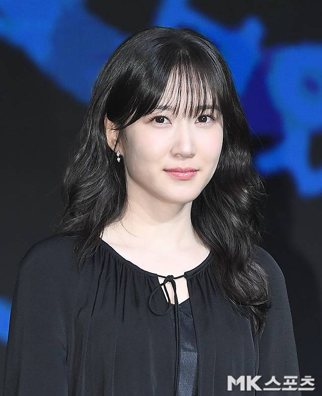 청순한데 귀엽기까지” 토끼상 얼굴에 순수미 장착한 여배우 시크 내추럴 와이드룩 대본은 내운명