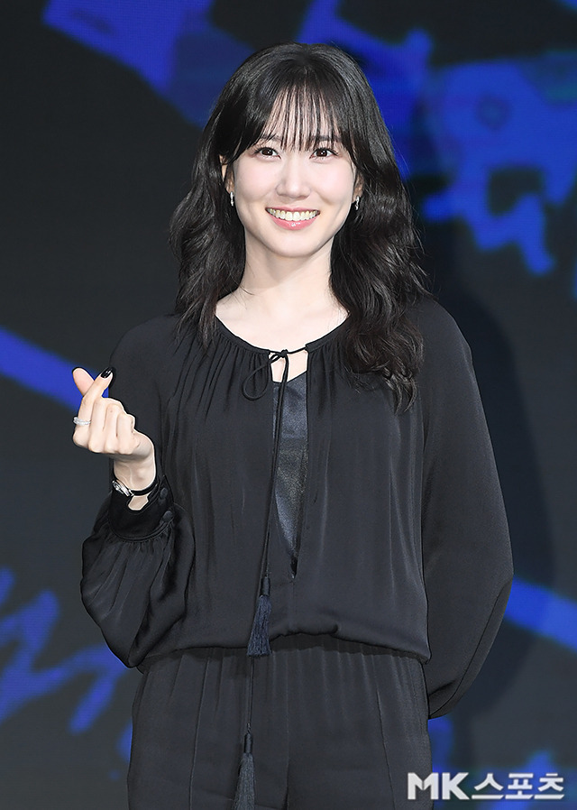 청순한데 귀엽기까지” 토끼상 얼굴에 순수미 장착한 여배우 시크 내추럴 와이드룩 대본은 내운명