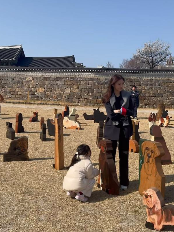 첫 만남에 첫 키스” 웨딩드레스로 시작된 반전 러브 39세 여배우의 나들이룩 대본은 내운명