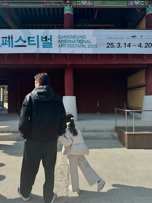 첫 만남에 첫 키스” 웨딩드레스로 시작된 반전 러브 39세 여배우의 나들이룩 대본은 내운명