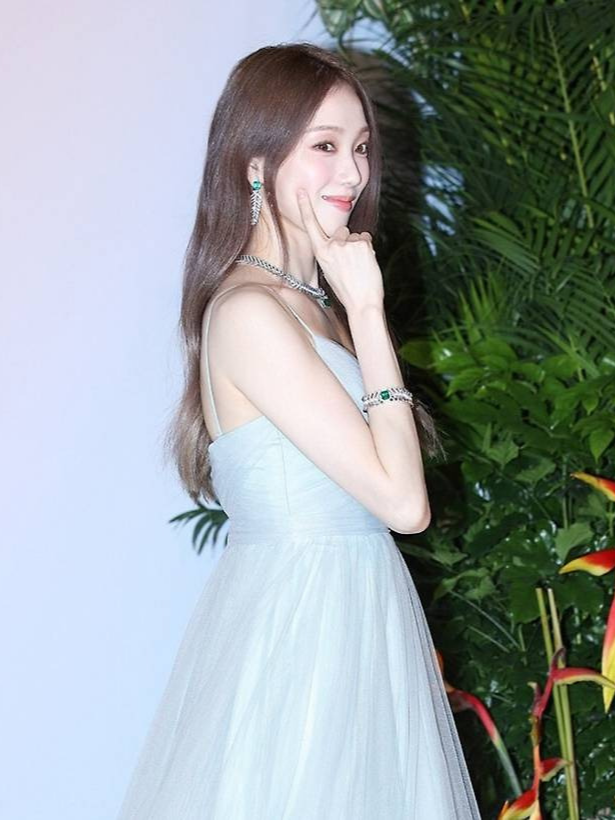 그냥 대회 나갔다가 인생이 바뀌었다는” 34세 여배우 몽환미 폭발한 여신 드레스룩 대본은 내운명