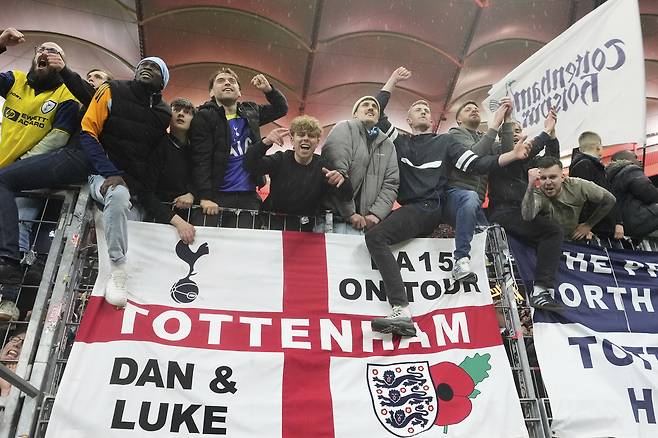 ‘캡틴’없이도 해냈다!···프랑크푸르트에서 쓰여진 토트넘의 기적, ‘솔란케 PK골’로 1-0 승리, 4강 진출![UEL 리뷰]