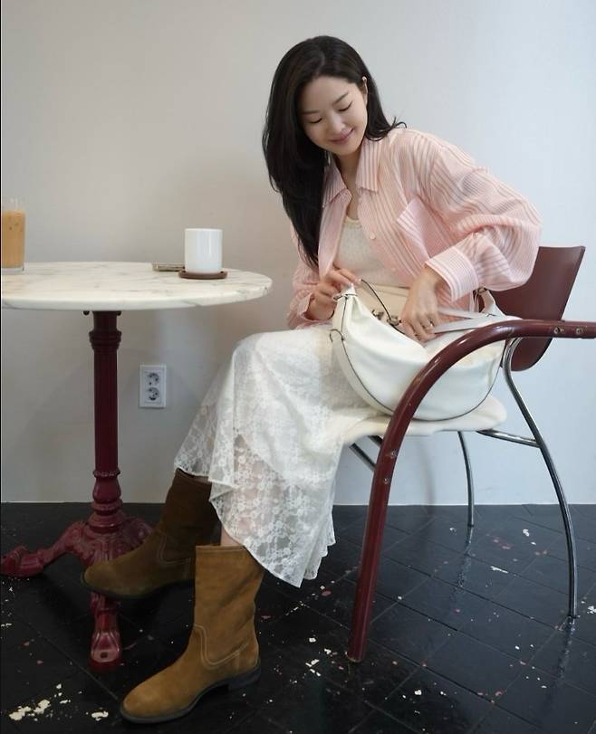 전진 아내 류이서 조금 비쳐도 청순 봄 셔츠 살랑살랑 시스루 롱스커트룩 뷰티는 내운명